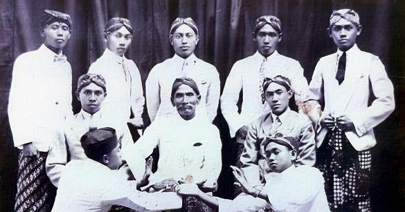 Arti/Makna "Suro Diro Jayaningrat Lebur Dening Pangastuti" | Faozan Hadi Blog