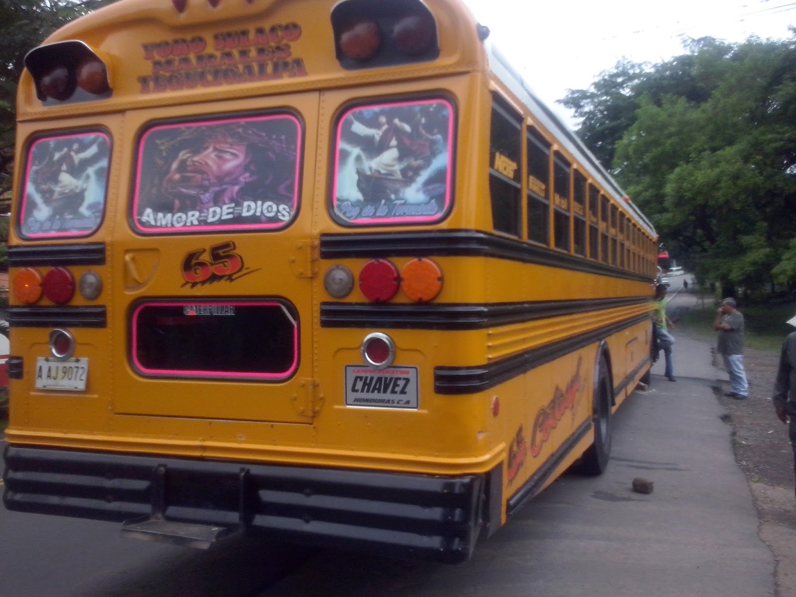 VICTORIA,YORO, HONDURAS.: LOS BUSES AMARILLOS.