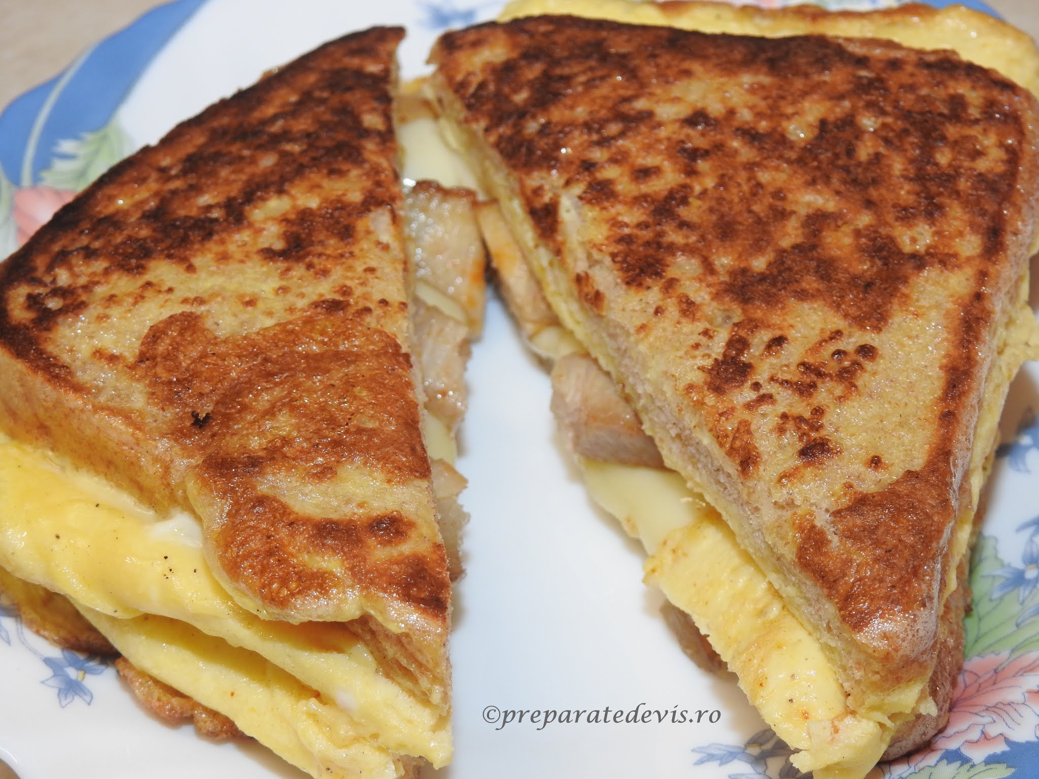 Sandwich rapid cu omleta impaturita reteta | Preparatedevis.ro
