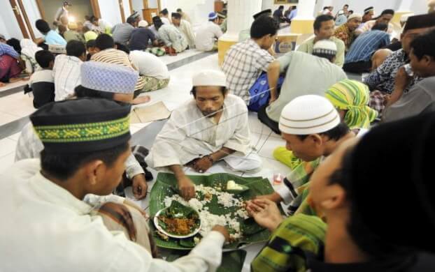 Mengenal Megibung, Tradisi Makan Bersama dari Bali Yang Sarat Makna ...
