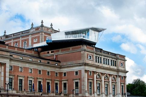 Moteld: Kända byggnader används för företagsjippon