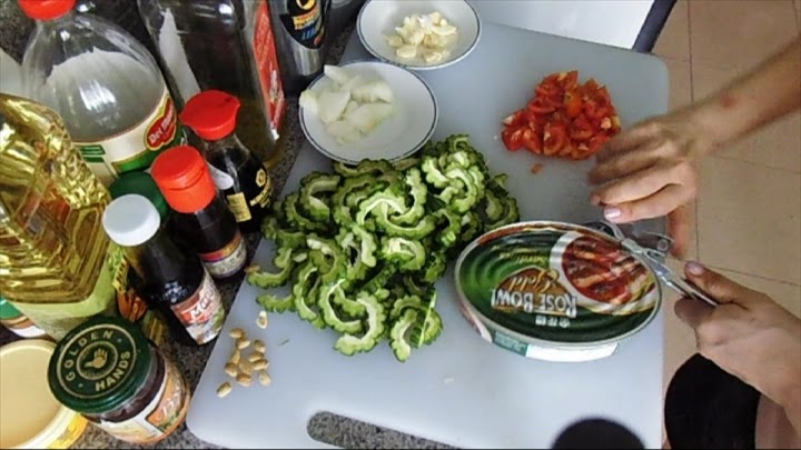 Tagalog Kitchen: Ginisang Sardinas sa Ampalaya