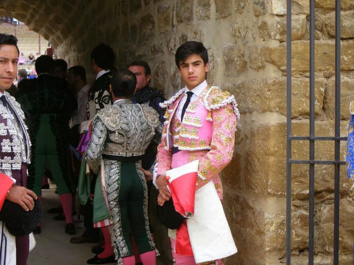 Del Toro Al Infinito Übeda Jesús Enrique Colombo A Hombros Con La