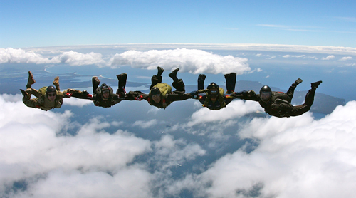 DEFENSE STUDIES: Satuan Elite TNI AL Latihan Terjun Payung