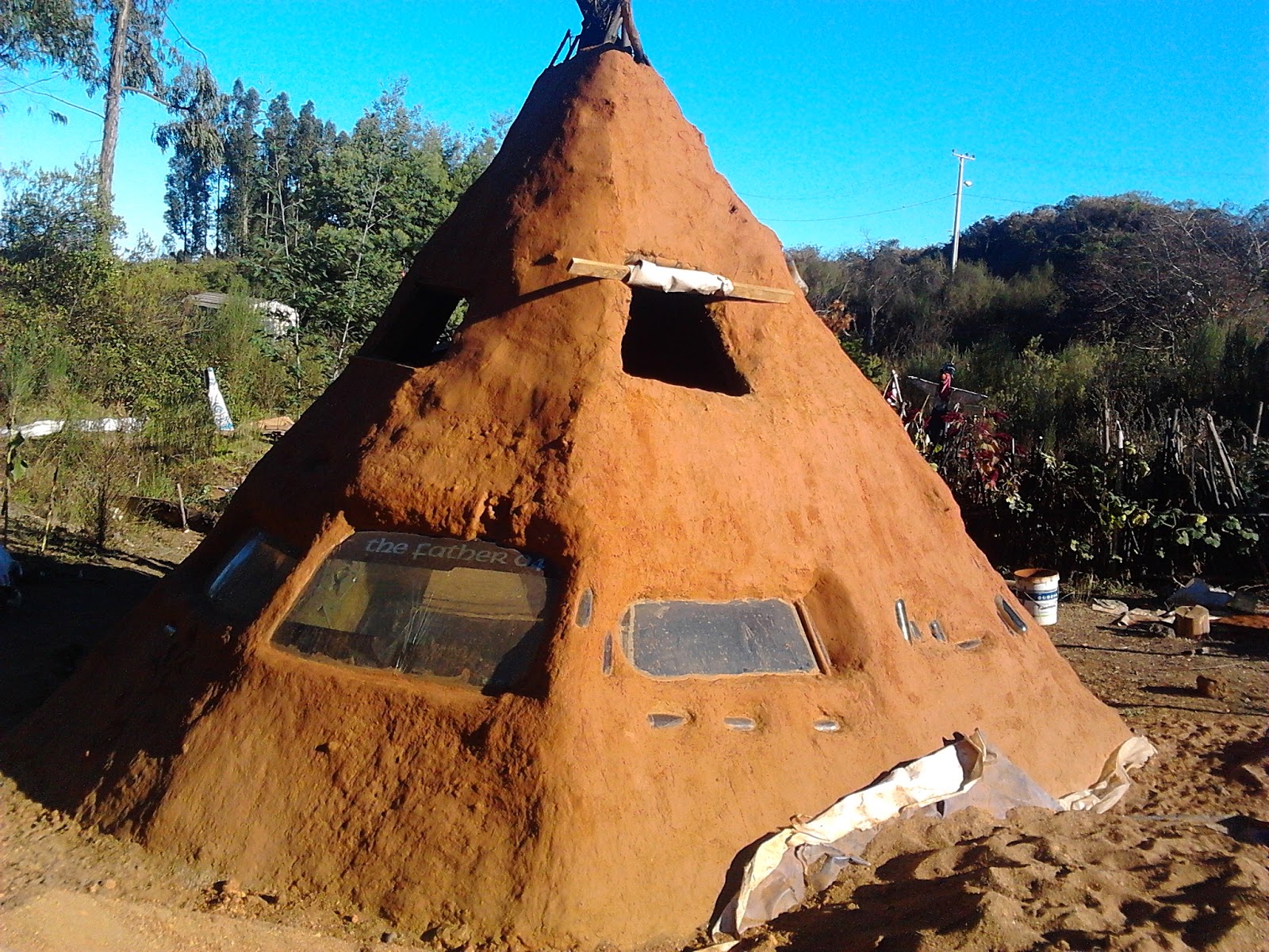 P H I E S E N T I E R R A - Construcción Natural -: TIPI de Barro