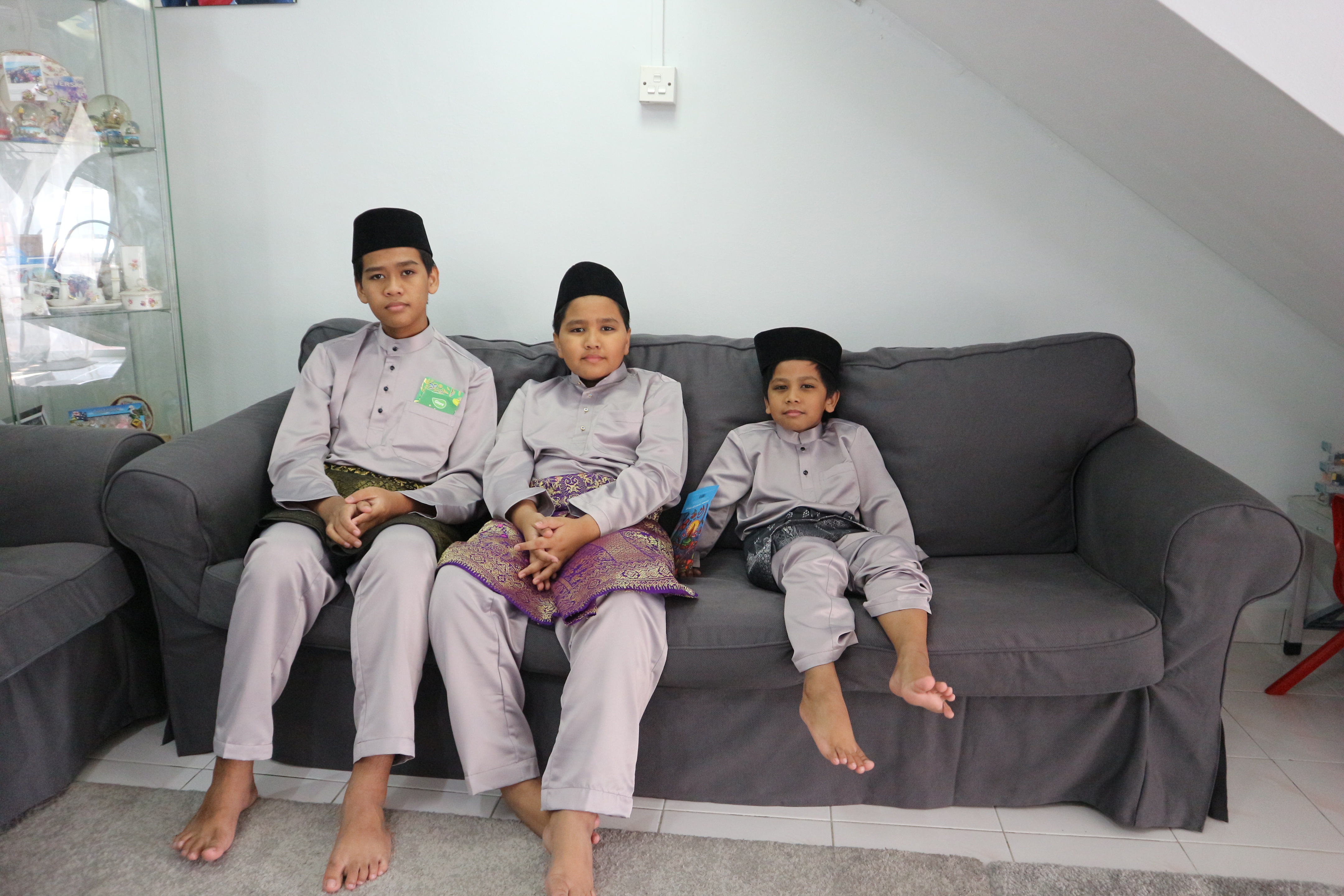 Miles of smiles: Hari raya pose