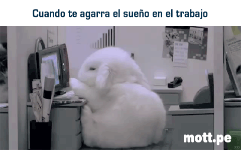 Metro Gifs: Cuando te agarra el sueño en el trabajo