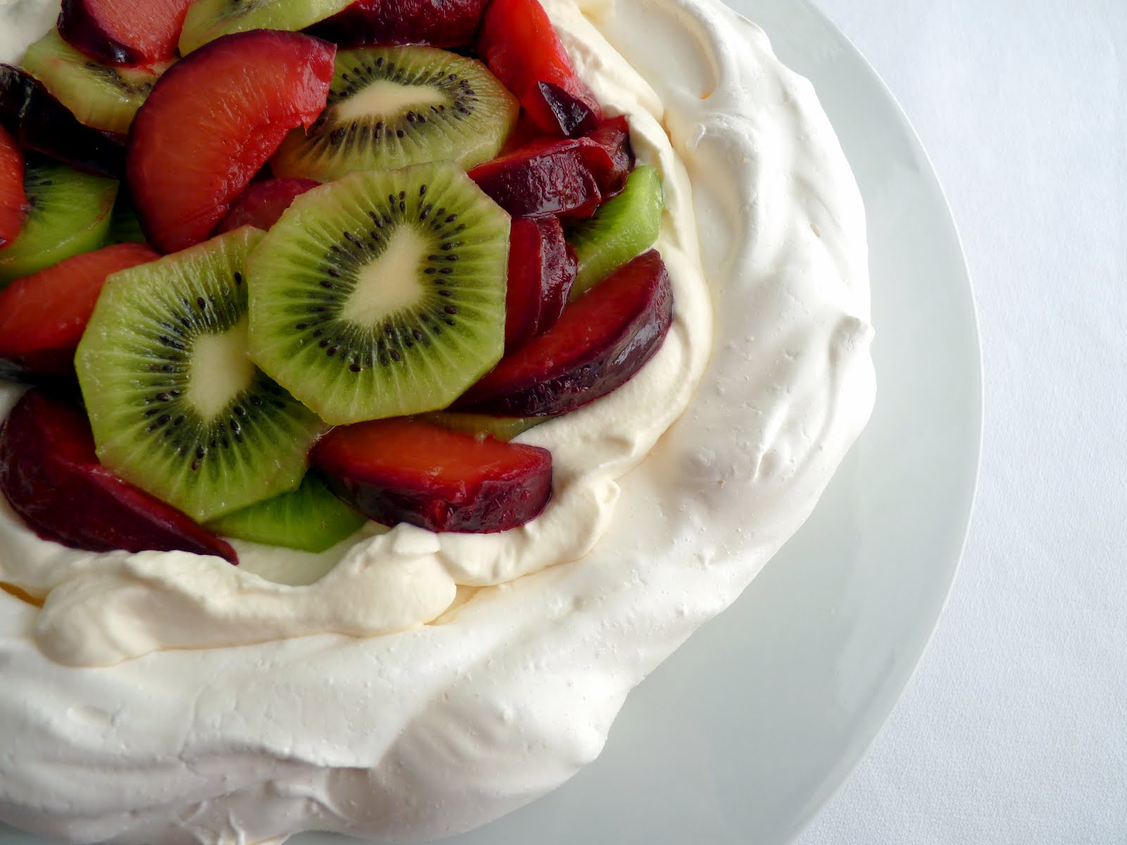 :pastry studio: Plum & Kiwi Pavlova