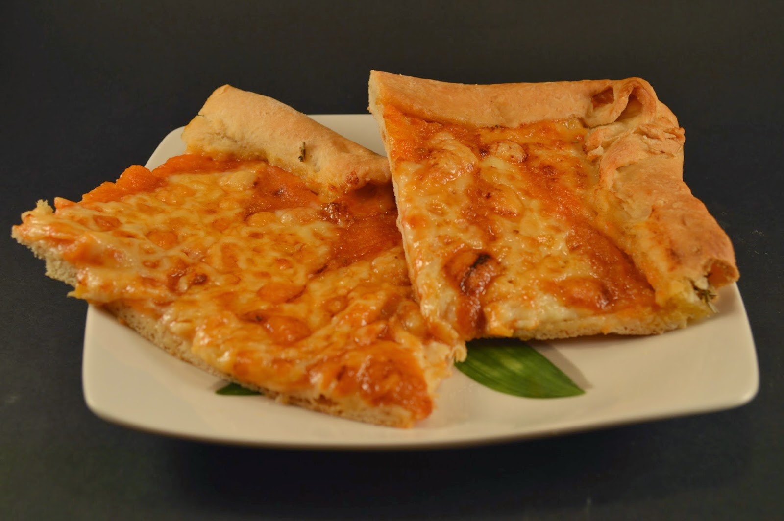 Las recetas de Noe: Pizza cuatro quesos con salsa de tomate casera