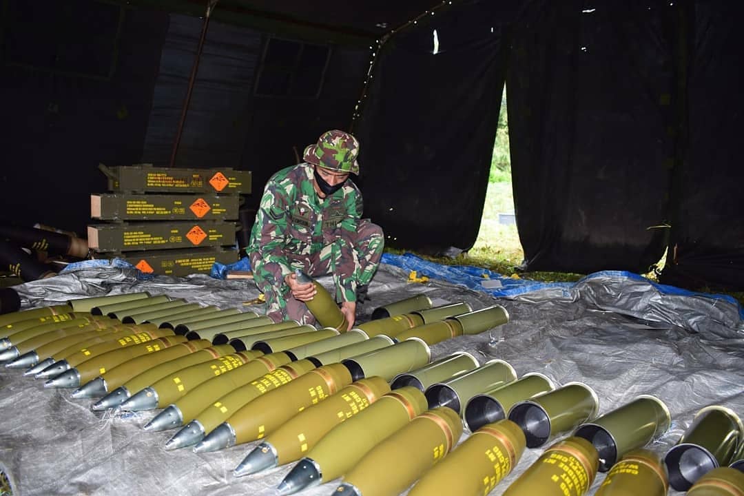 DEFENSE STUDIES: Yonarmed 2/105 KS Gelar Uji Tembak Meriam 105mm Tarik