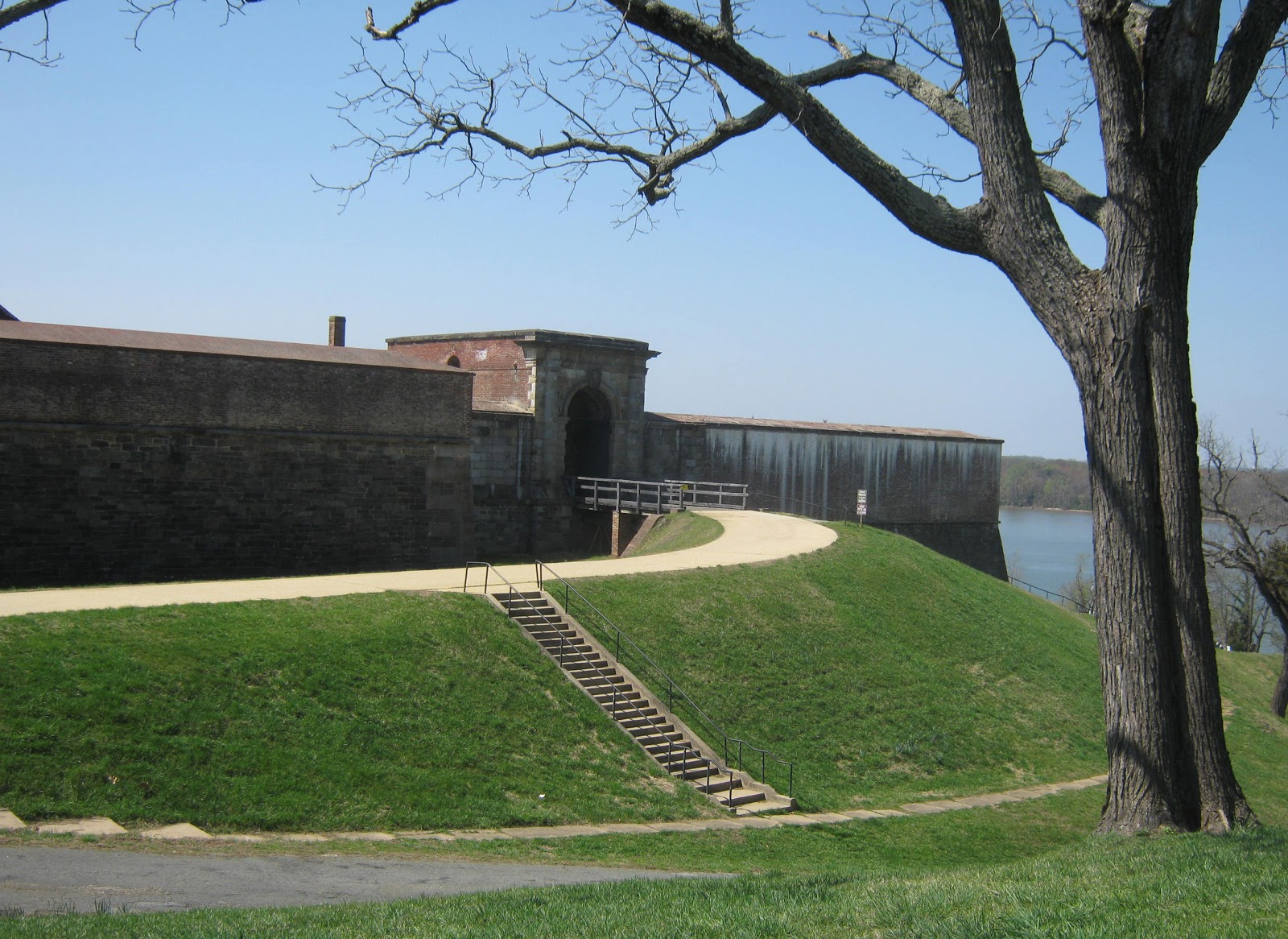 The Continuing Adventures of Eric, Noelle and Sierra: Fort Washington Park