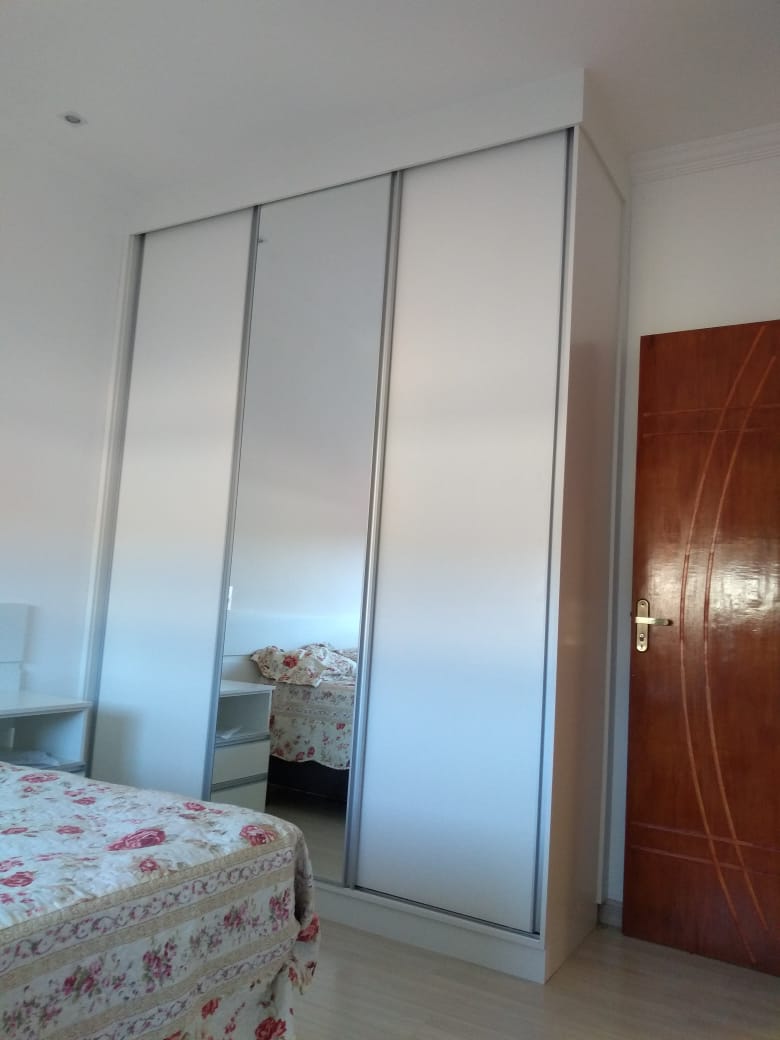Guarda roupa MDF branco liso portas de correr e porta de espelho criado ...