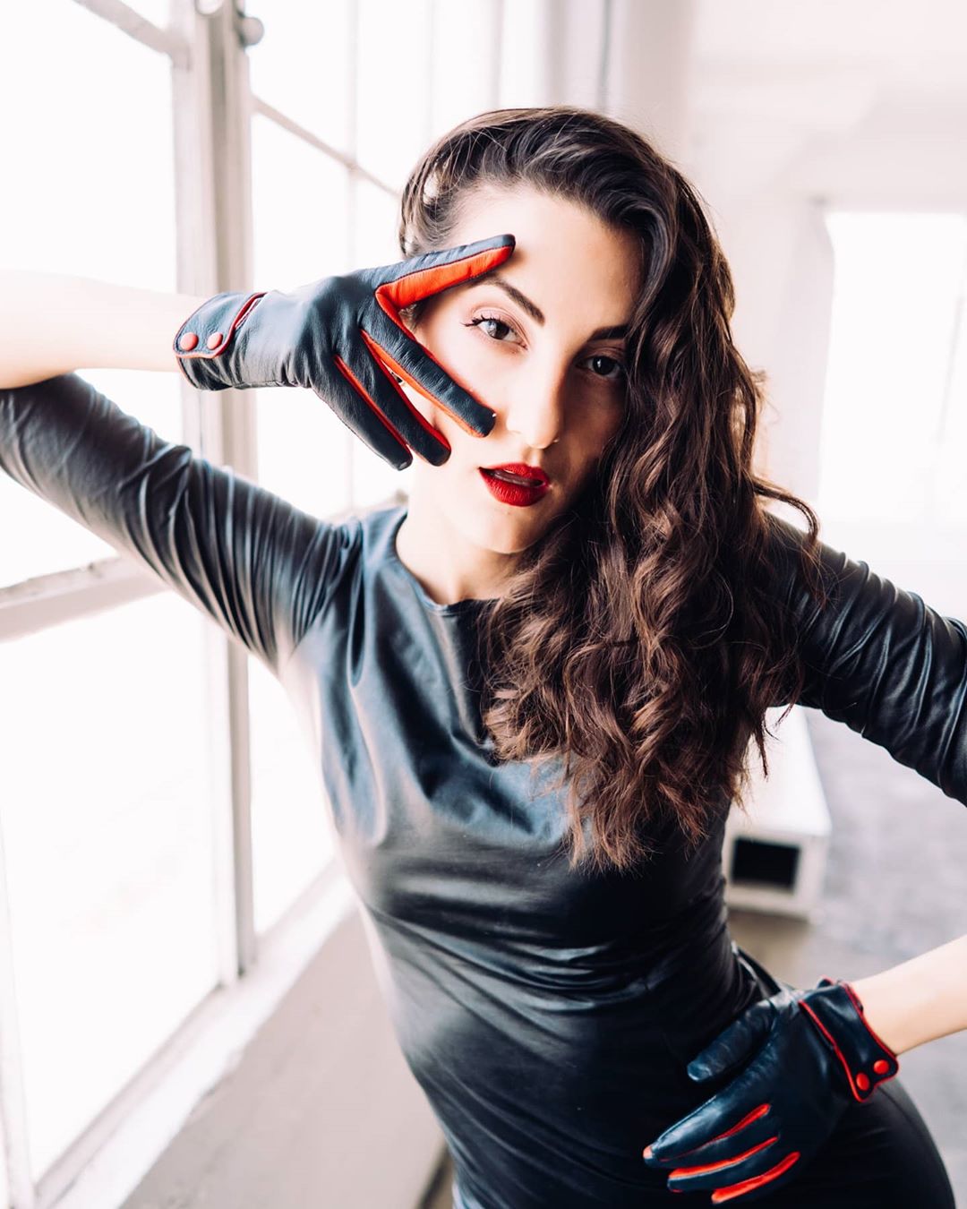 Leather Beauty: "Hand in Glove"-Post 75