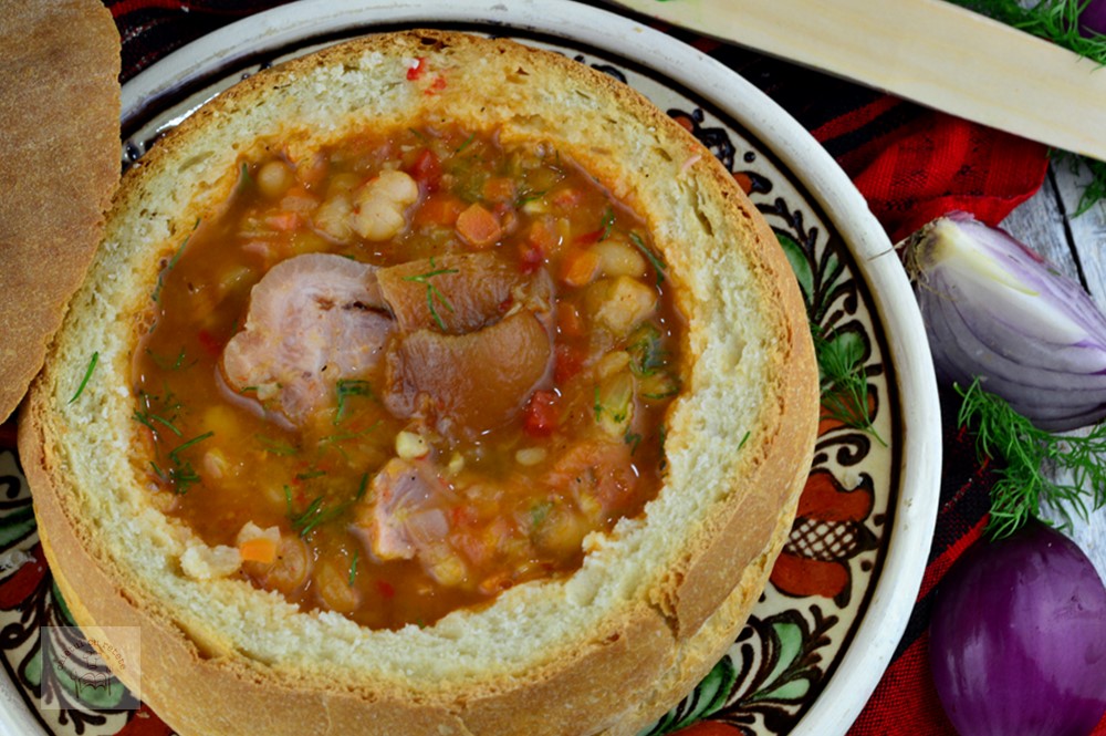 Ciorba de fasole in bol de paine - CAIETUL CU RETETE