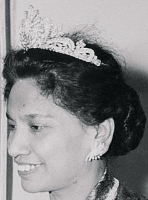 Tiara Mania: Queen of Malaysia's Gendik Diraja Tiara
