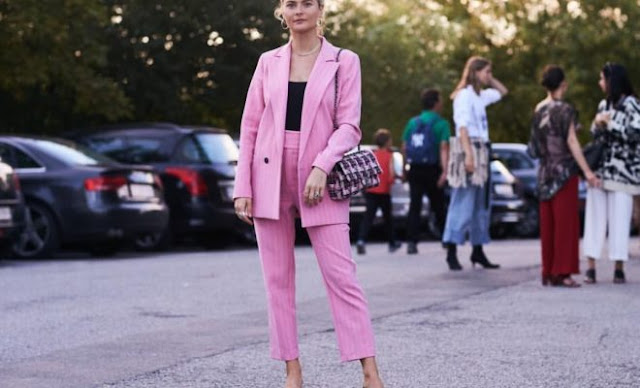 SEASONAL TREND; EL TRAJE ROSA.-