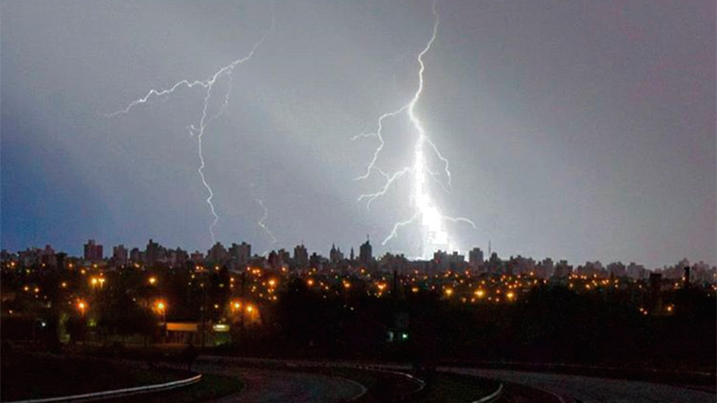 Tormentas y Ciudades: Sorprendentes GIF animados de rayos