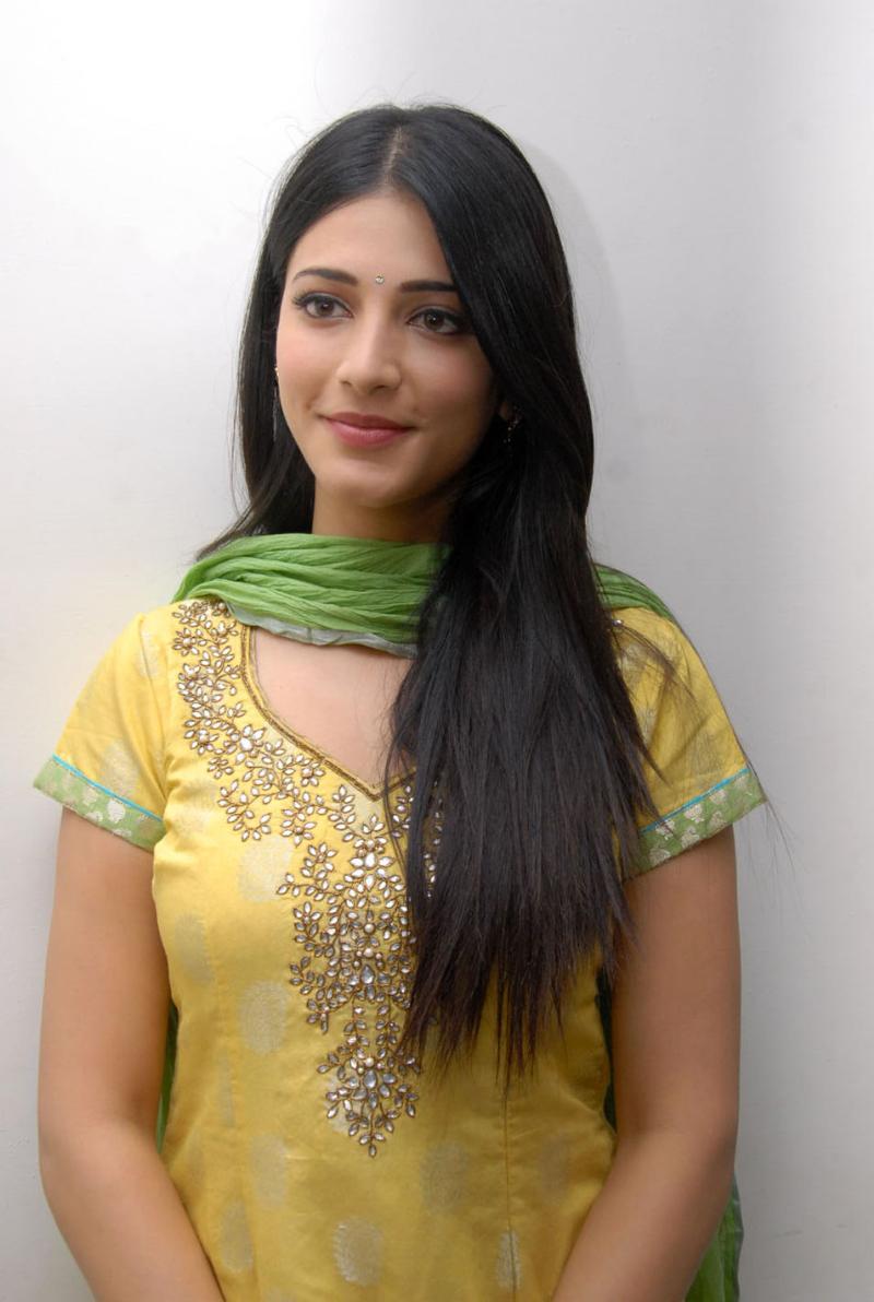Latest Movie Masala Shruti Hassan At Gabbar Singh Success Meet