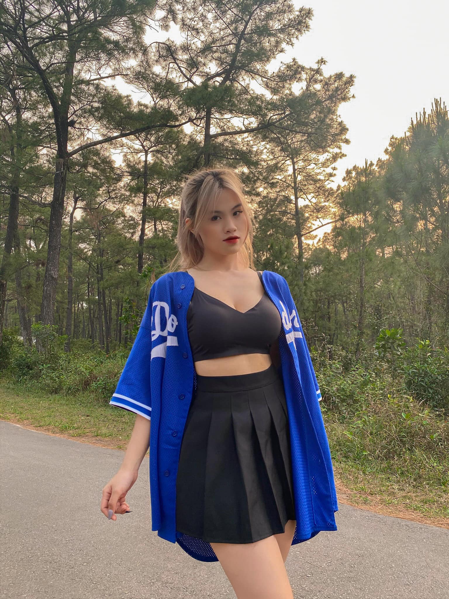 Linh Nhi - Em sẽ sống đời hoa dại,nở rất tươi chẳng phải để ai nhìn ...