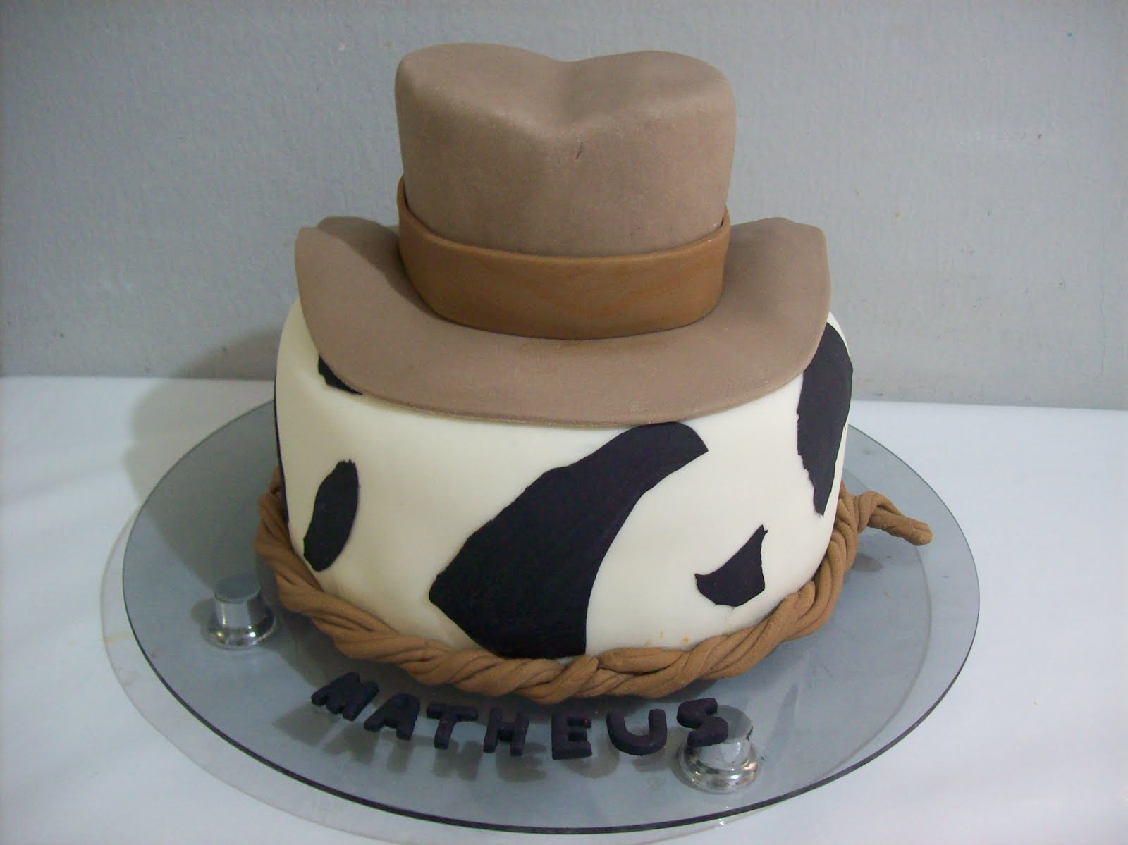 Joana Artes Bolos(Uberaba-MG) 34-33124684: bolo e bombons cowboy