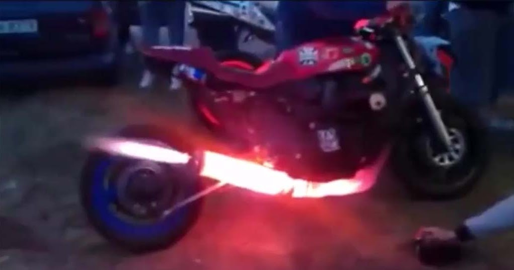 Acelerando a moto até o escapamento pegar fogo - Clique Certo