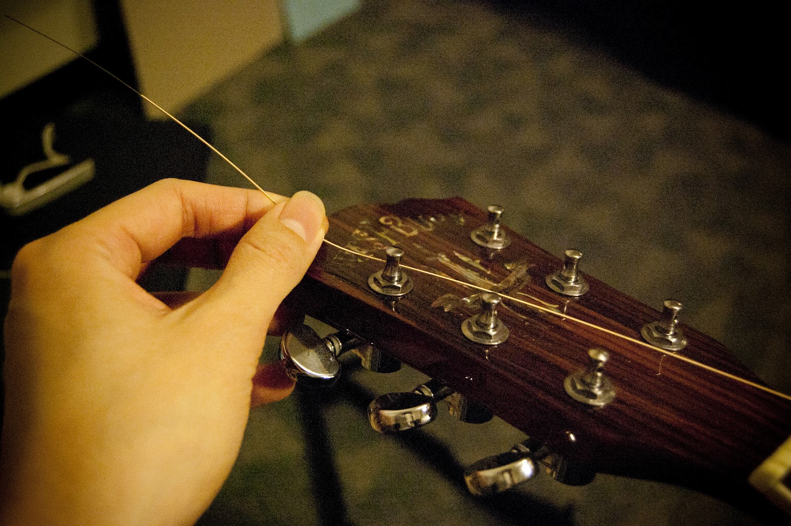 Guitart: Restring an Acoustic Guitar