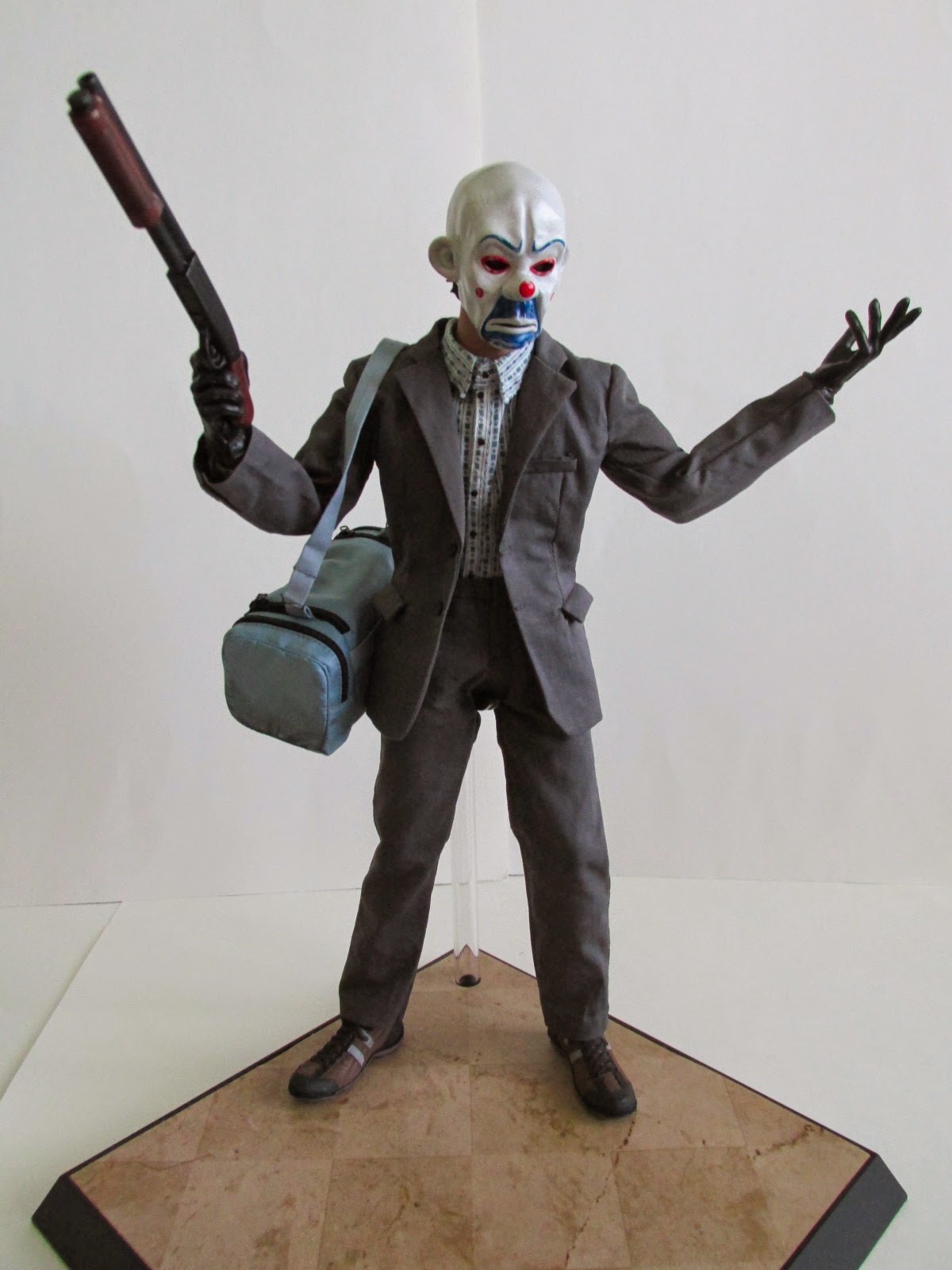 Hot Toys 1/6th scale The Dark Knight: The Joker Bank Robber Version 2.0 ...