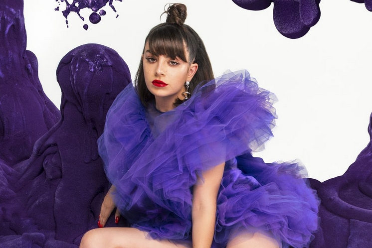 Charli XCX promete sucesso com as poderosas "Focus" e "No Angel ...