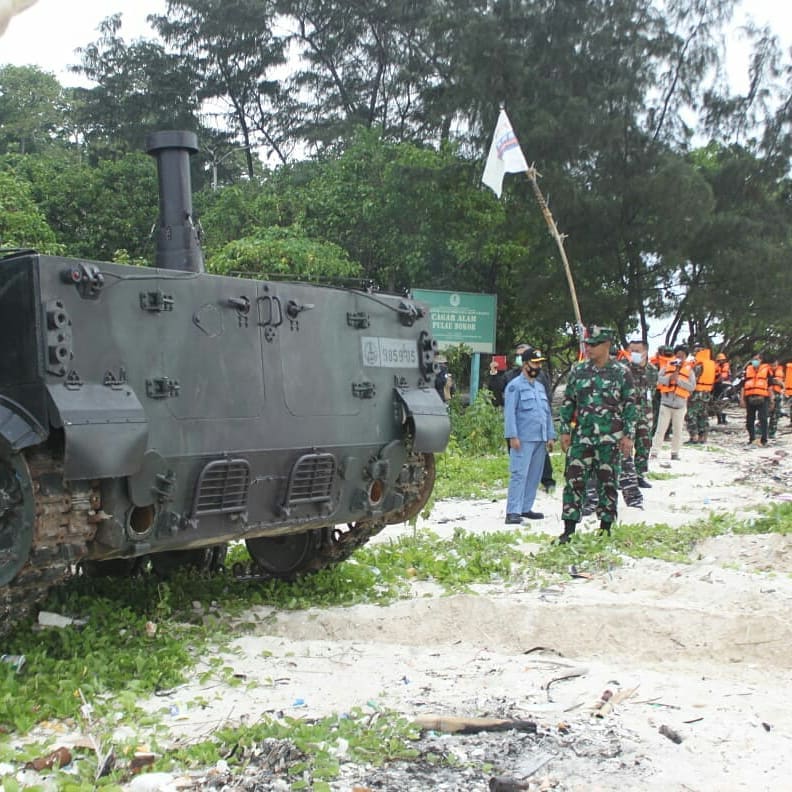 DEFENSE STUDIES: Tank Kavaleri 1 Marinir Dukung Latihan 2 Kapal LST ...