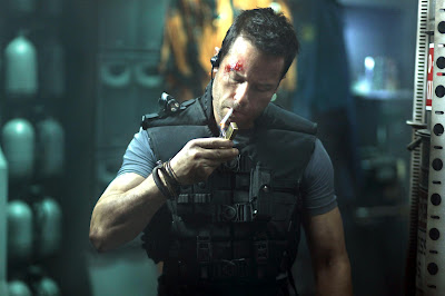 Mini recensione: LOCKOUT (2012)