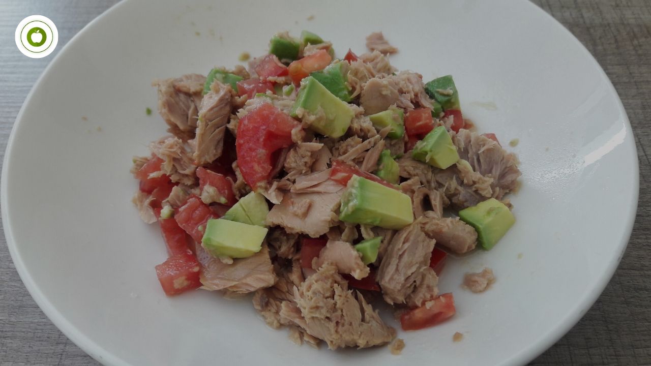 ENSALADA DE PALTA Y ATÚN EN CONSERVA