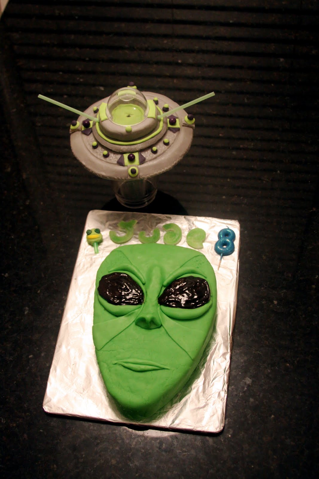 Katie's Cakes & Cupcakes: Jude's UFO & Alien Cake