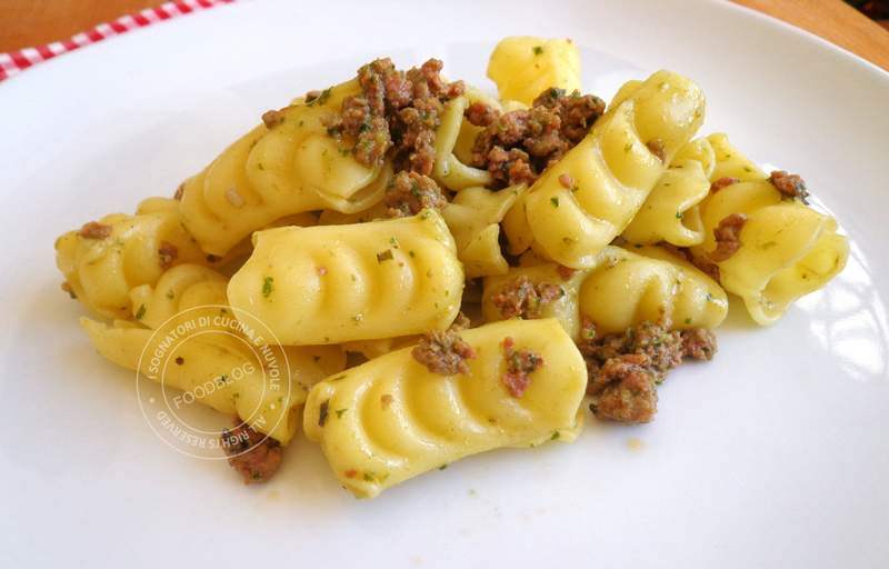 I sognatori di Cucina e nuvole: FESTONATI CON PASTA DI SALSICCIA E PESTO