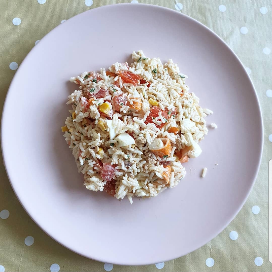 Salade de riz, surimi, thon, tomates, œufs et maïs