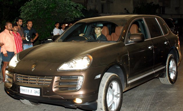 Imran Khan In His Porsche Cayenne During His Wedding Ceremony ...