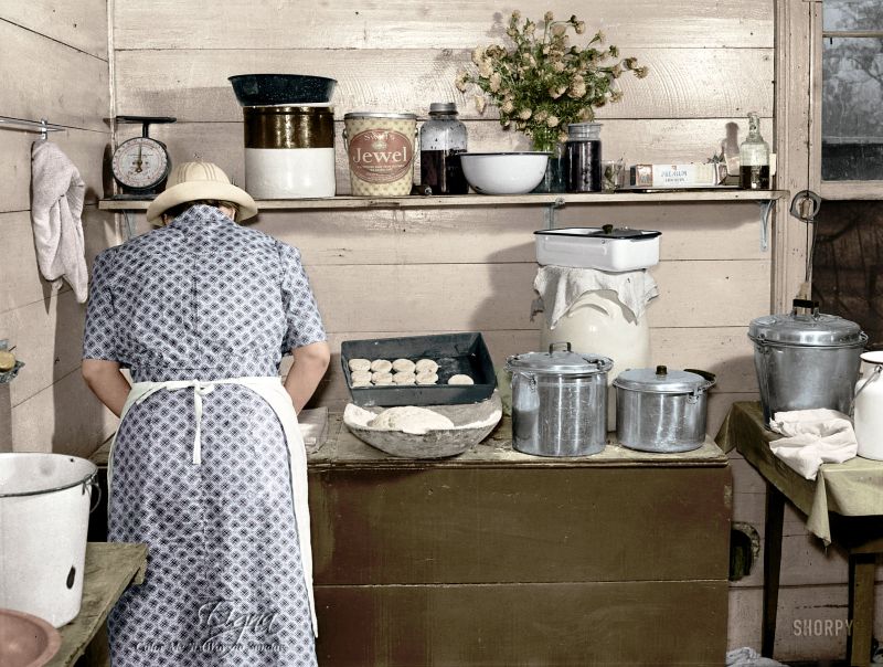 Amazing Colorized Photos Show What Kitchens Looked Like in the First ...
