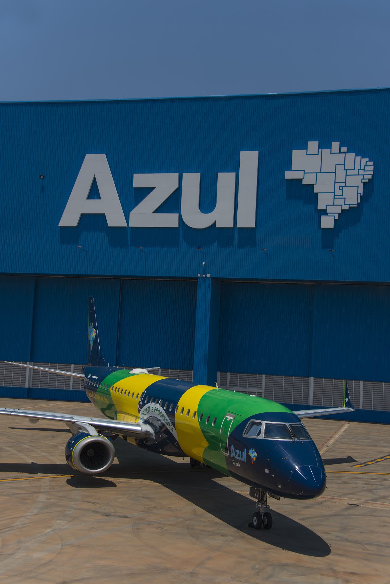 Em homenagem ao Brasil, Azul faz “voo paquera” sobre os céus do ...