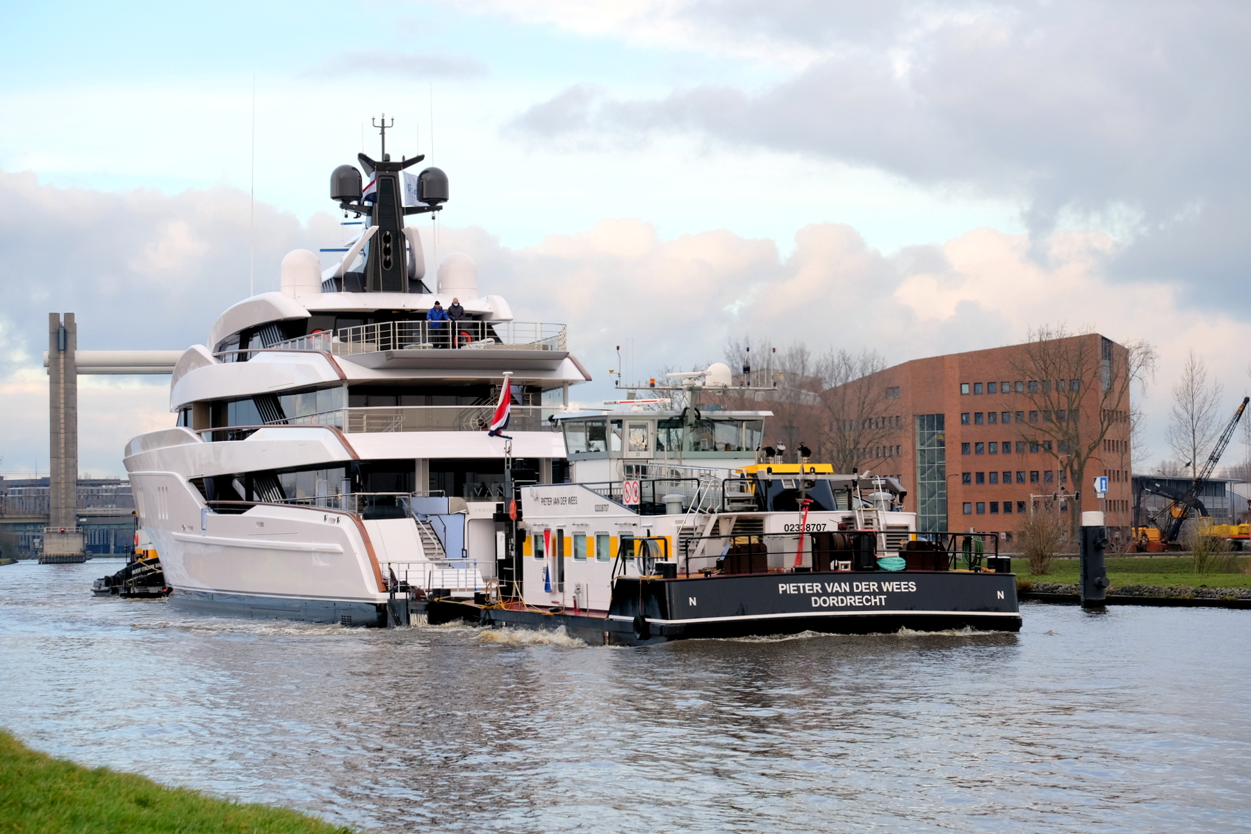 Superjacht door de Gouwe