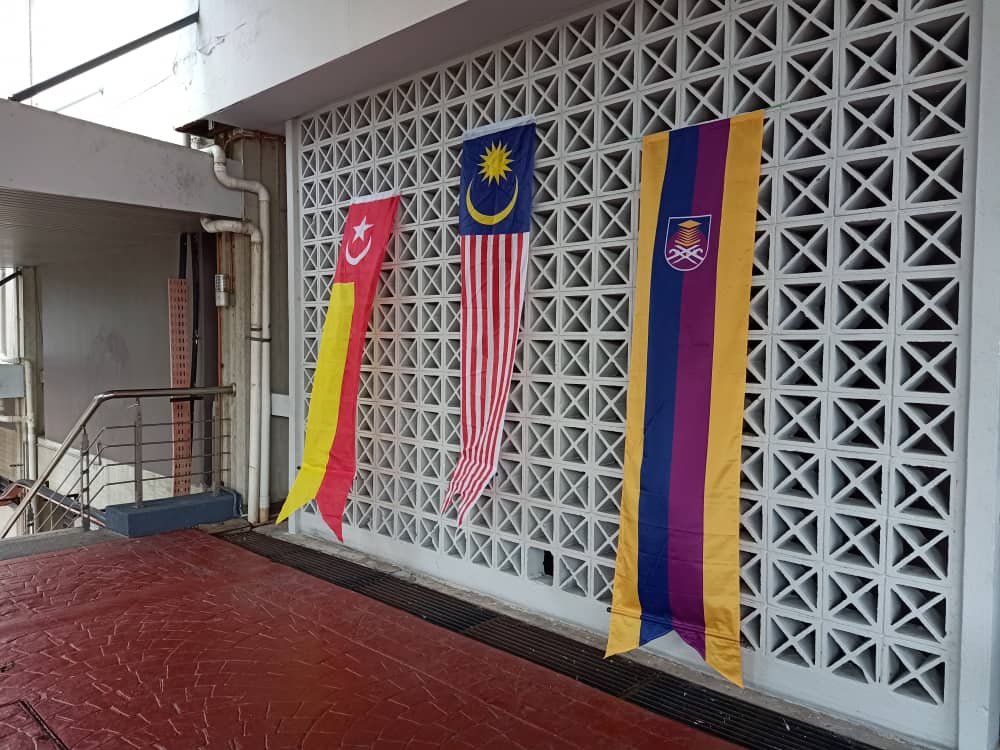 Pemasangan Bendera Sempena Bulan Kemerdekaan - Perpustakaan UiTM