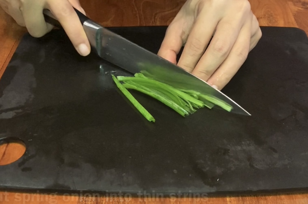How To Curl Spring Onion | The Yummy Journey
