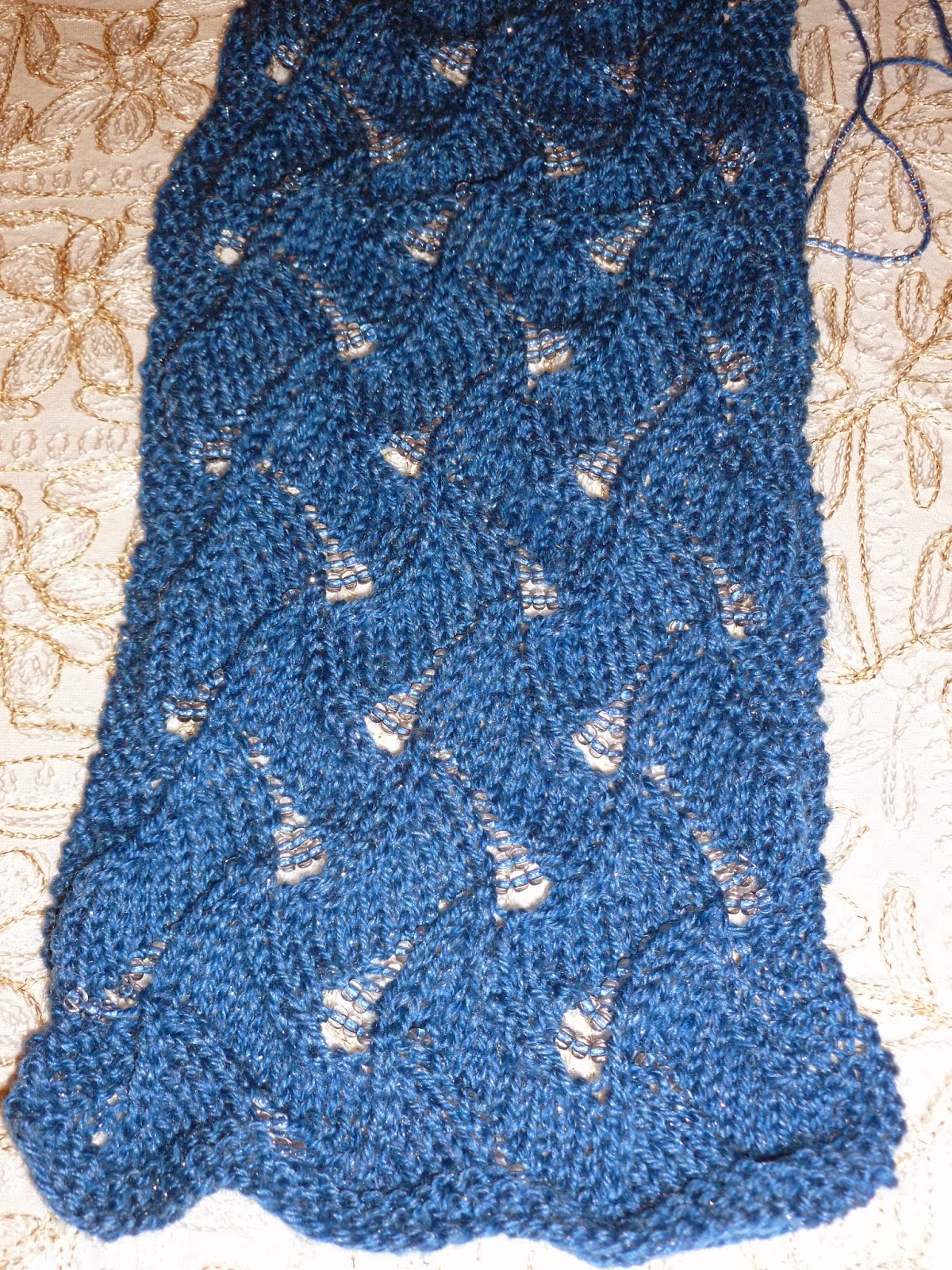 Lilly My Cat: Pattern Link to Undulating Waves Knitted Scarf