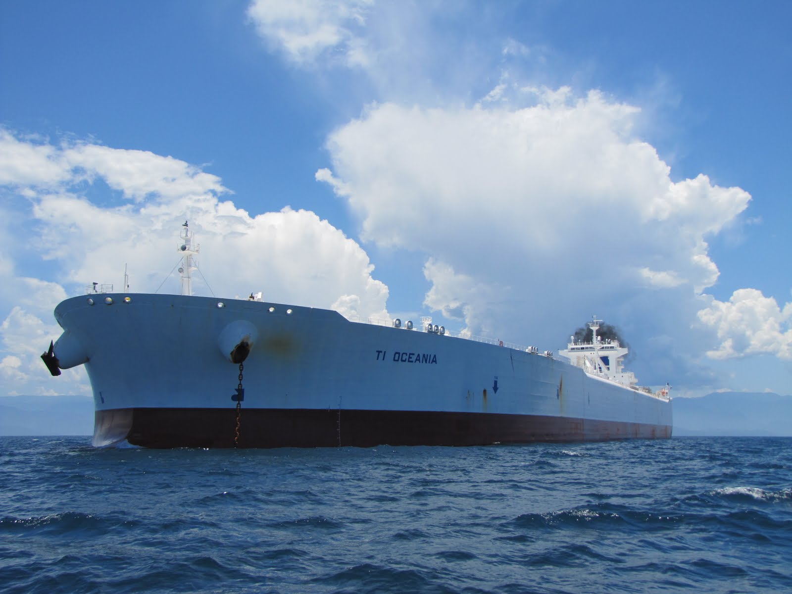 Navios em Santos: TI Oceania: Um dos maiores do mundo esteve no Brasil.