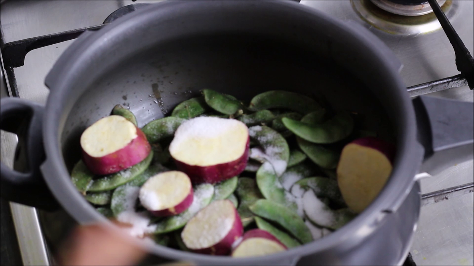 Dipa's Kitchen: How to make Umbadiyu in pressure cooker | सूरती उन्धियु ...