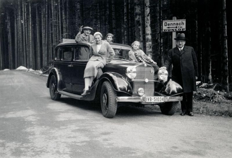 Amazing Vintage Photos Capture People Posing With Mercedes-Benz Cars in ...