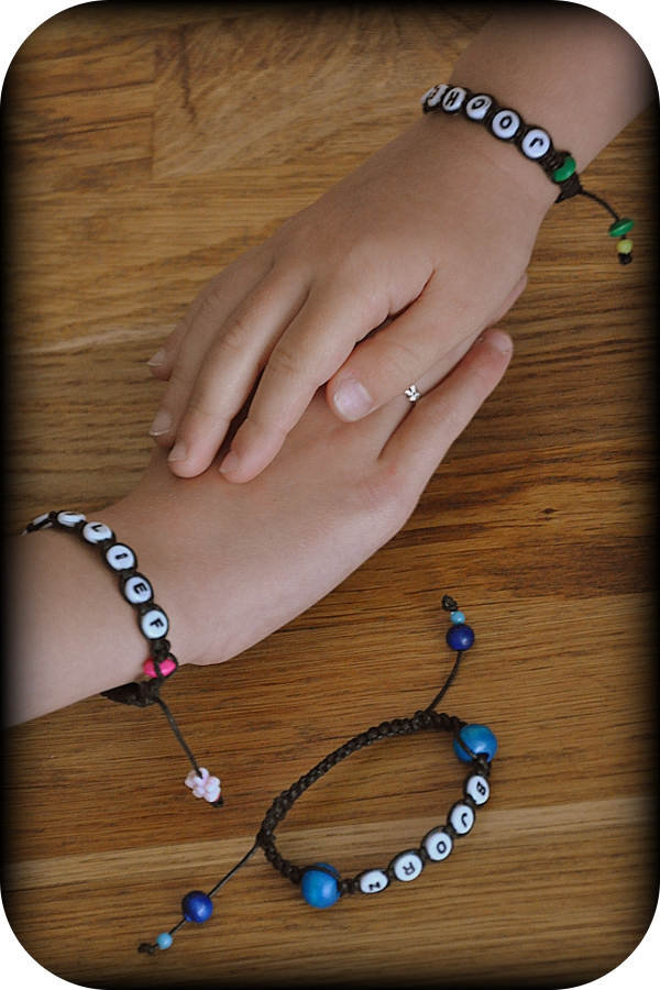 Grietjekarwietje.blogspot.com: Macramé naamarmbandjes