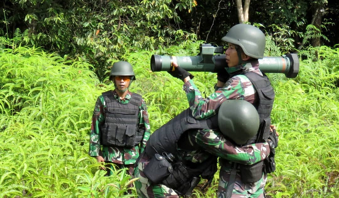 DEFENSE STUDIES: Paskhas Berlatih dengan Senjata Bantuan