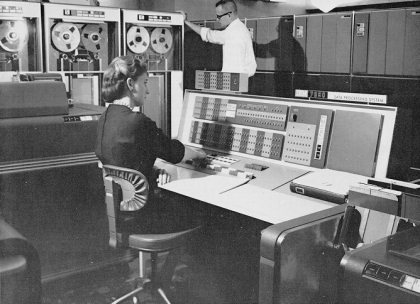 Dyast Erfolg: Sejarah Komputer Generasi Pertama sampai Keempat