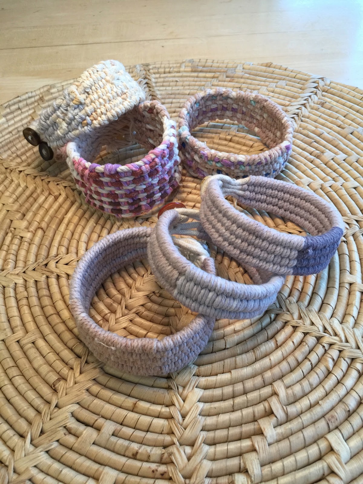 Knots and fiber bracelets: experiments with string weaving overview