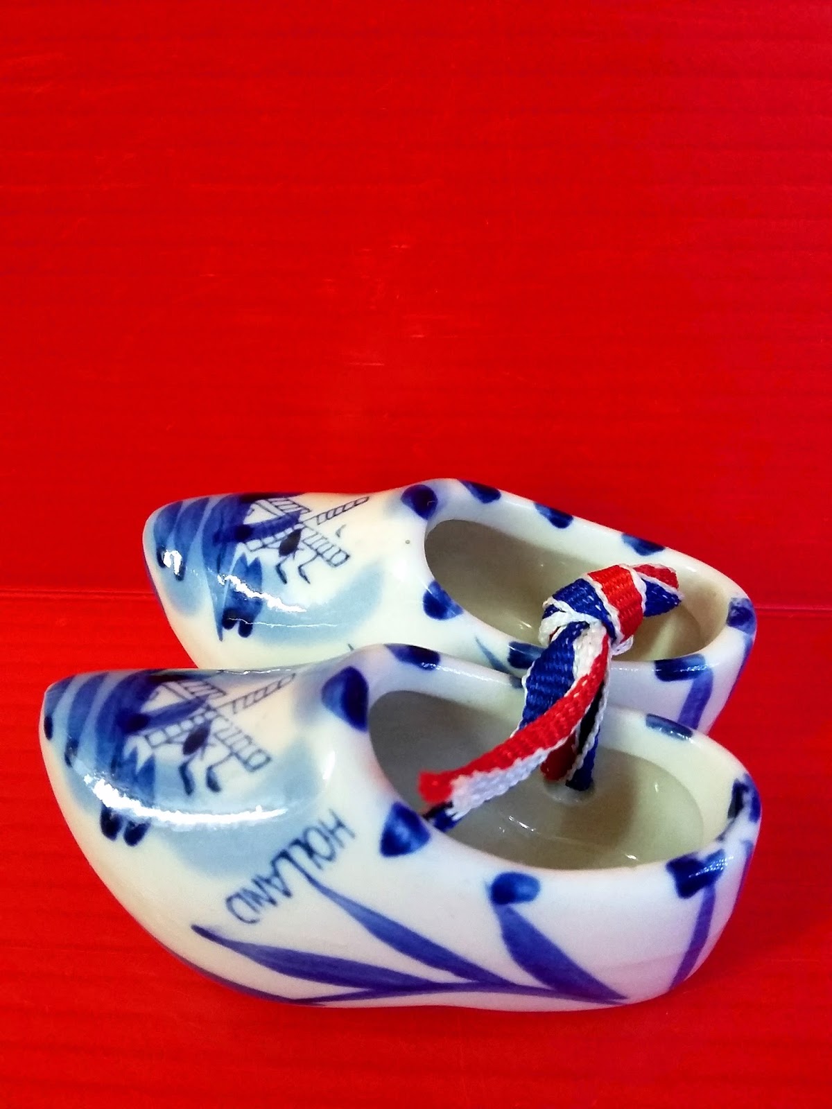 Koleksi Barang Bekas Unik: Set Klompen Mini Delft