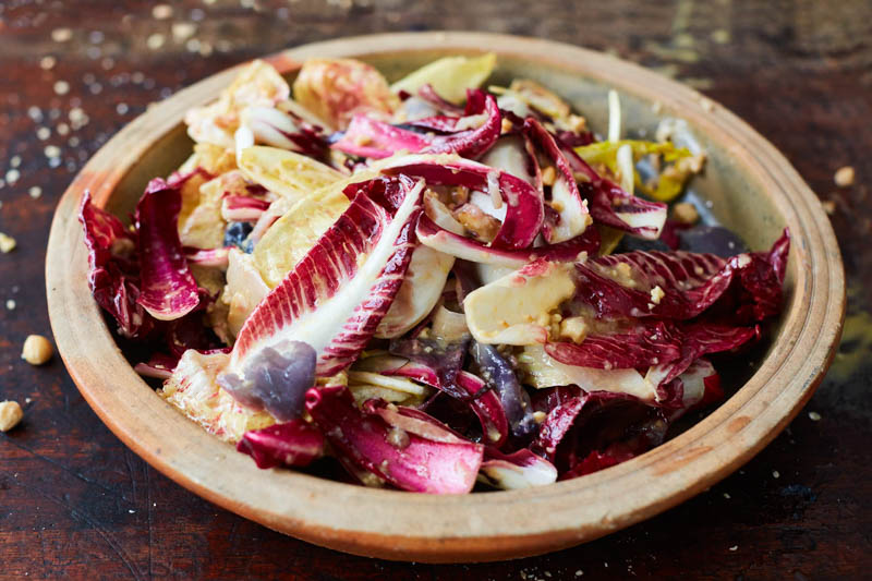 JAMIE OLIVERS SALAT MED SØDE LØG OG BITRE SALATER – HAVEFOLKET